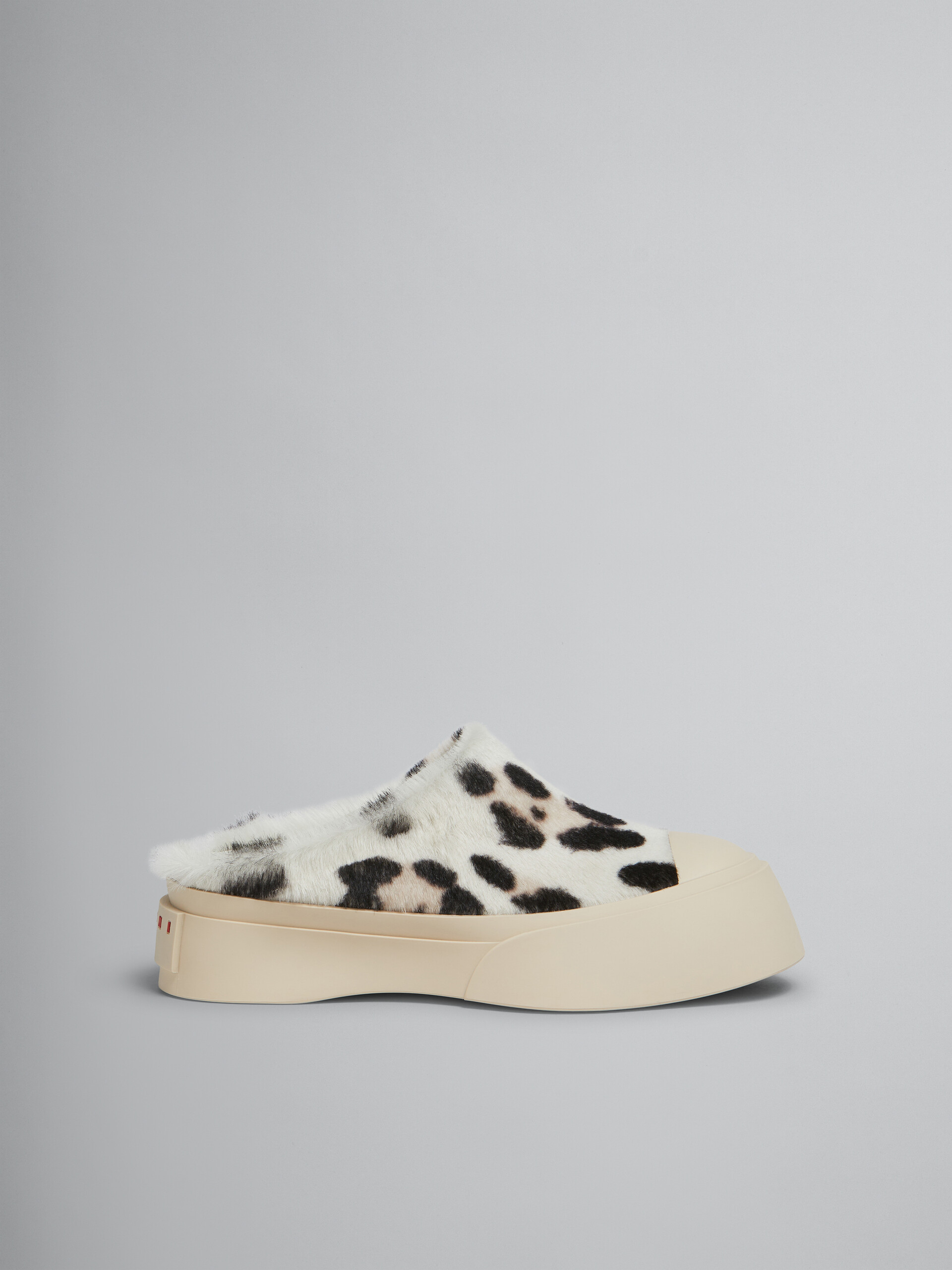 Sabot Pablo in shearling bianco con stampa animalier | Marni