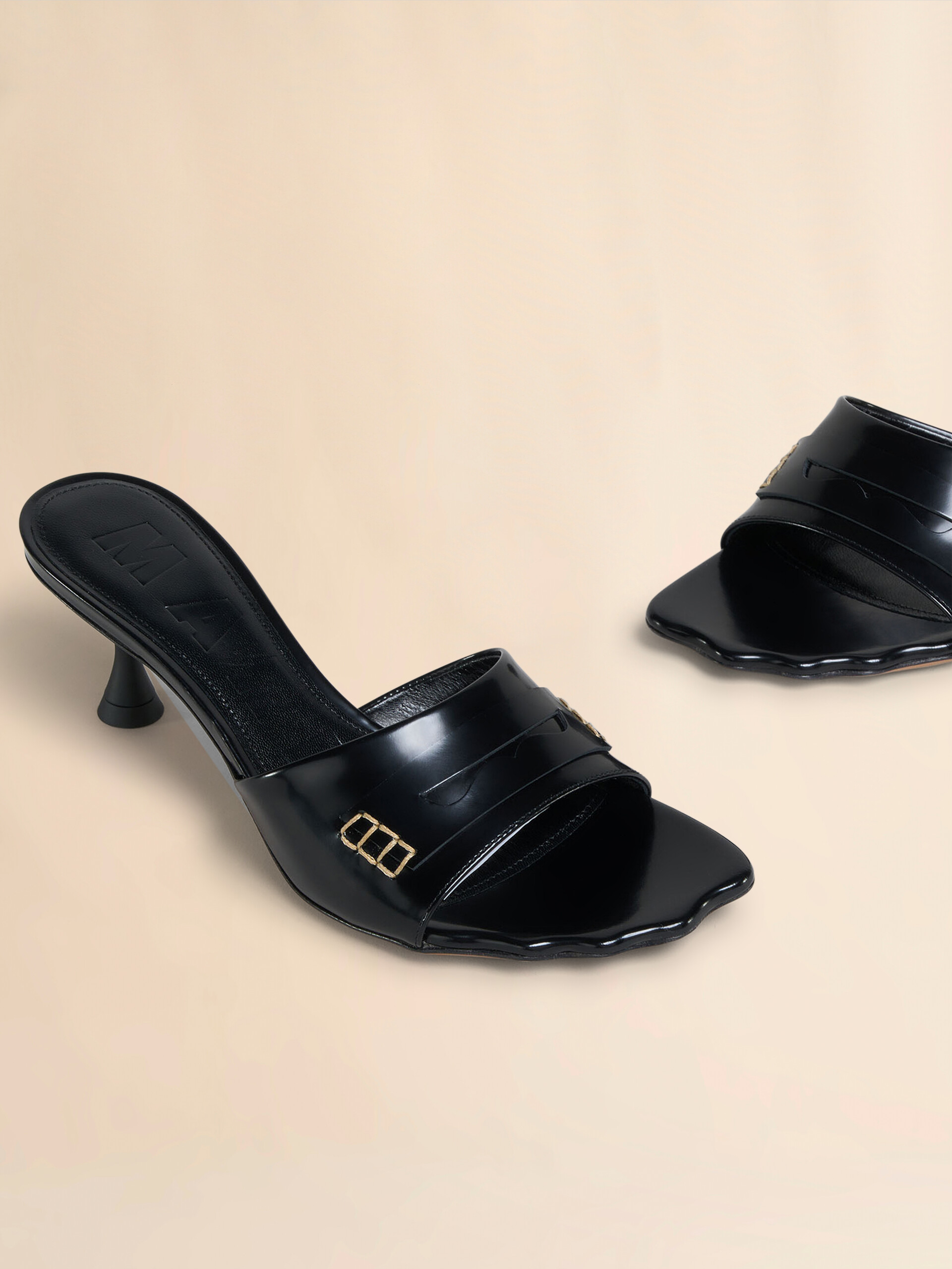 Sandalo Moonlight in pelle nera con punta sagomata | Marni