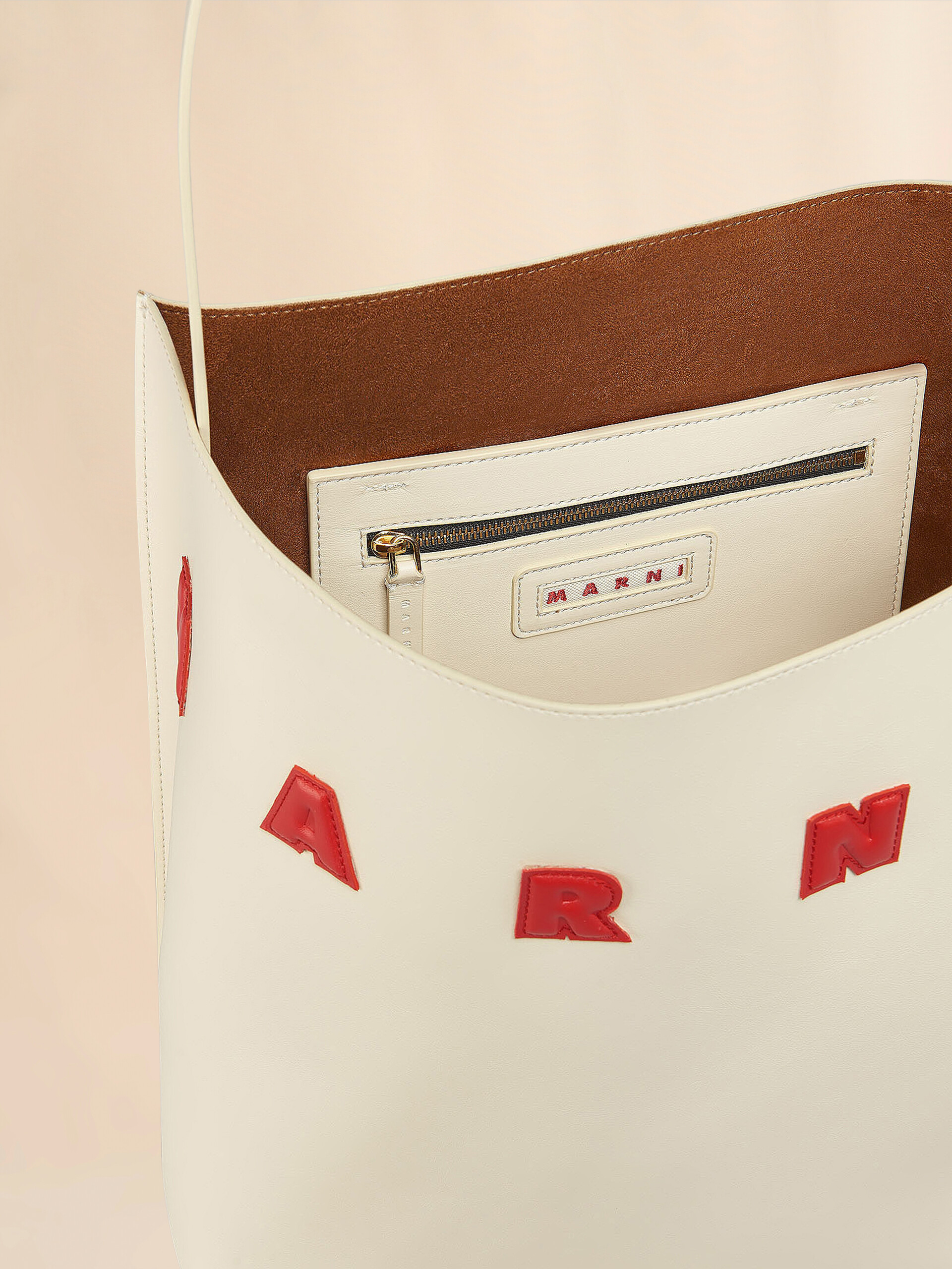 Sac Hobo Museo Moyen en cuir blanc avec applications | Marni